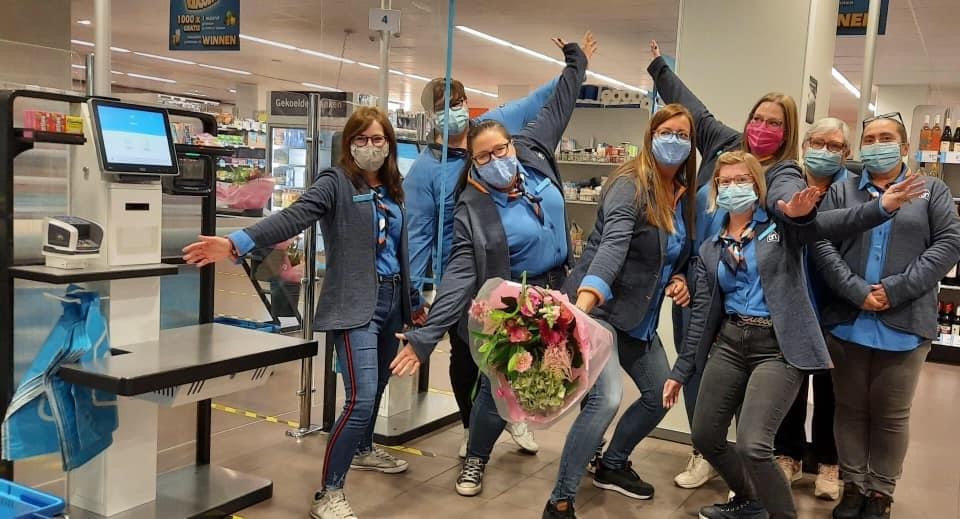 Albert Heijn viert installatie zelfscan met bloemen voor de klant ...